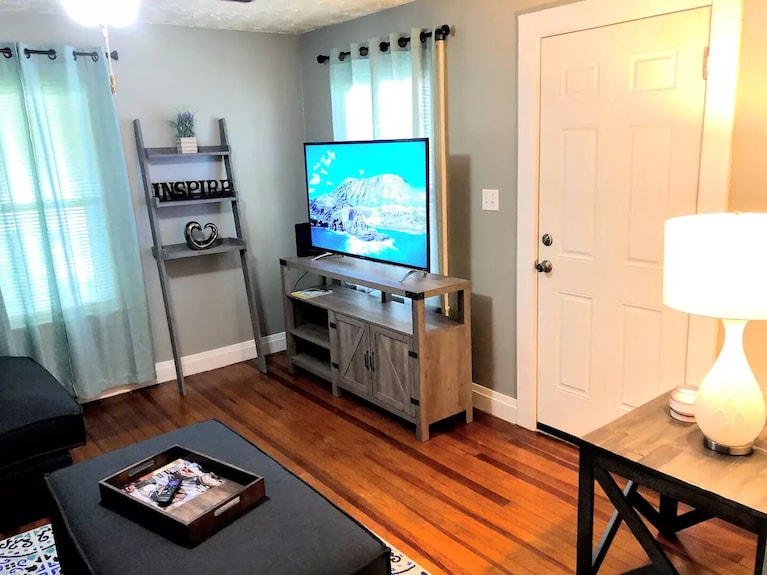 Trendy Two Bedroom Home Centrally Located Near Ue - エバンズビル, IN