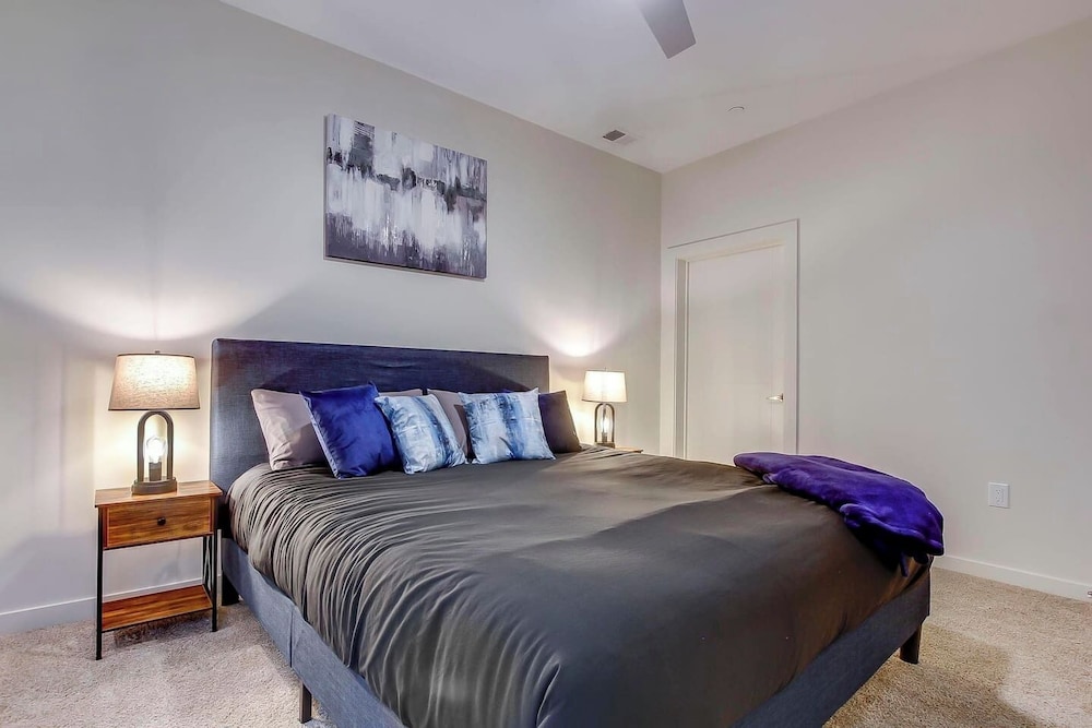 4th Street Suites - Opulent King Bed Suite - Kentucky