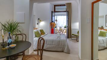 Quarto Deluxe | Roupa de alta qualidade, edredões de penas, minibar