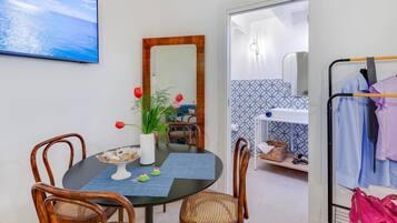 Suite-Estúdio Deluxe, várias camas, não fumadores | Roupa de alta qualidade, edredões de penas, minibar