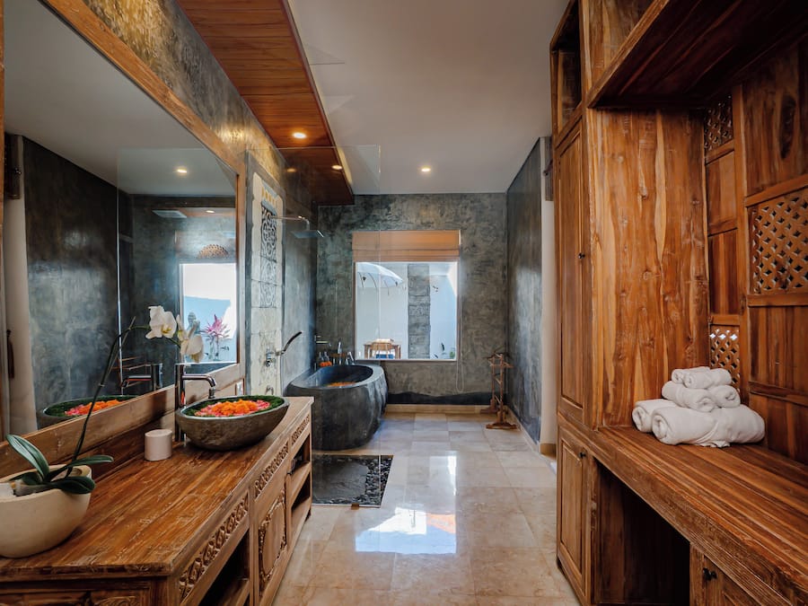 Villa Romântica | Casa de banho | Um polibã, um chuveiro fixo, um bidé, toalhas fornecidas