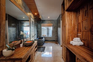 Villa Romântica | Casa de banho | Um polibã, um chuveiro fixo, um bidé, toalhas fornecidas 