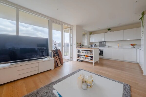 Apartamento básico, várias camas | Área de estar | TV