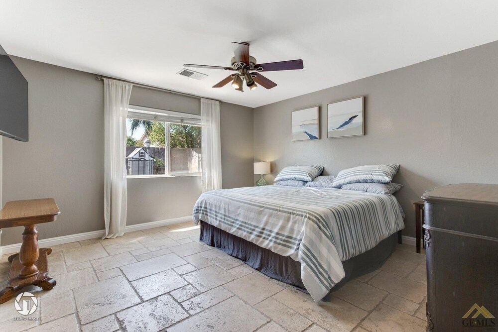 Enjoy a Mini Oasis w/ Pool Waterfall 4bd/2ba Home! - Bakersfield | FeWo ...