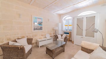 Apartamento Básico, 1 cama de casal | Sala de estar | Televisor