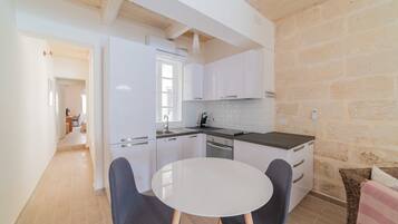 Apartamento básico, 1 cama de casal | Opções para refeição