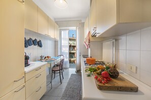 Apartamento Familiar, 2 quartos, 2 casas de banho (La Casa di Miki - 400mt From The Sea) | Cozinha privada | Um frigorífico, uma placa de cozinha, uma máquina de lavar louça 