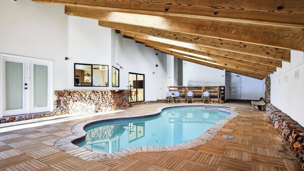 Honeypot By Avantstay Indoor Pool & Hot Tub - Big Bear Lake, CA