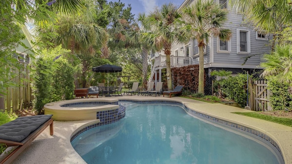 2701 Palm Boulevard By Avantstay Steps To The Beach, Ping Pong, Putting Green - Folly Beach, SC
