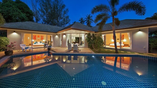 Uma casa moderna com piscina, janelas amplas e interior bem iluminado.