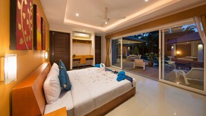 Quarto de hotel moderno com uma cama grande, uma escrivaninha e varanda com piscina.