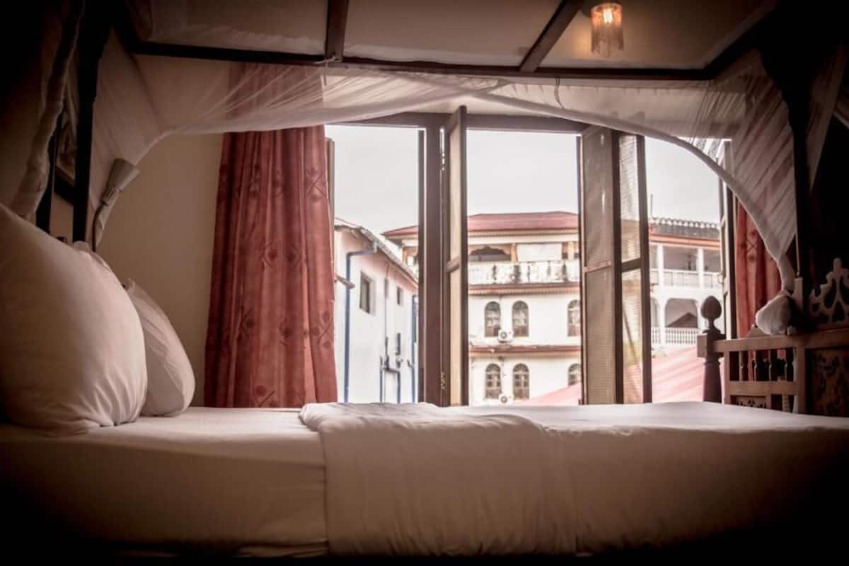 Quarto Triplo Deluxe, 1 quarto | Cofre no quarto, secretária