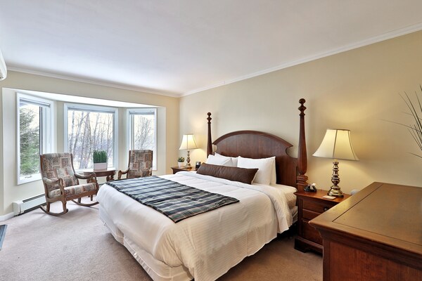 The Birch Ridge: English Gentleman's Room #9 - King Suite In Killington, Vermont. Hot Tub. 1 Bedroom Home - Killington, VT