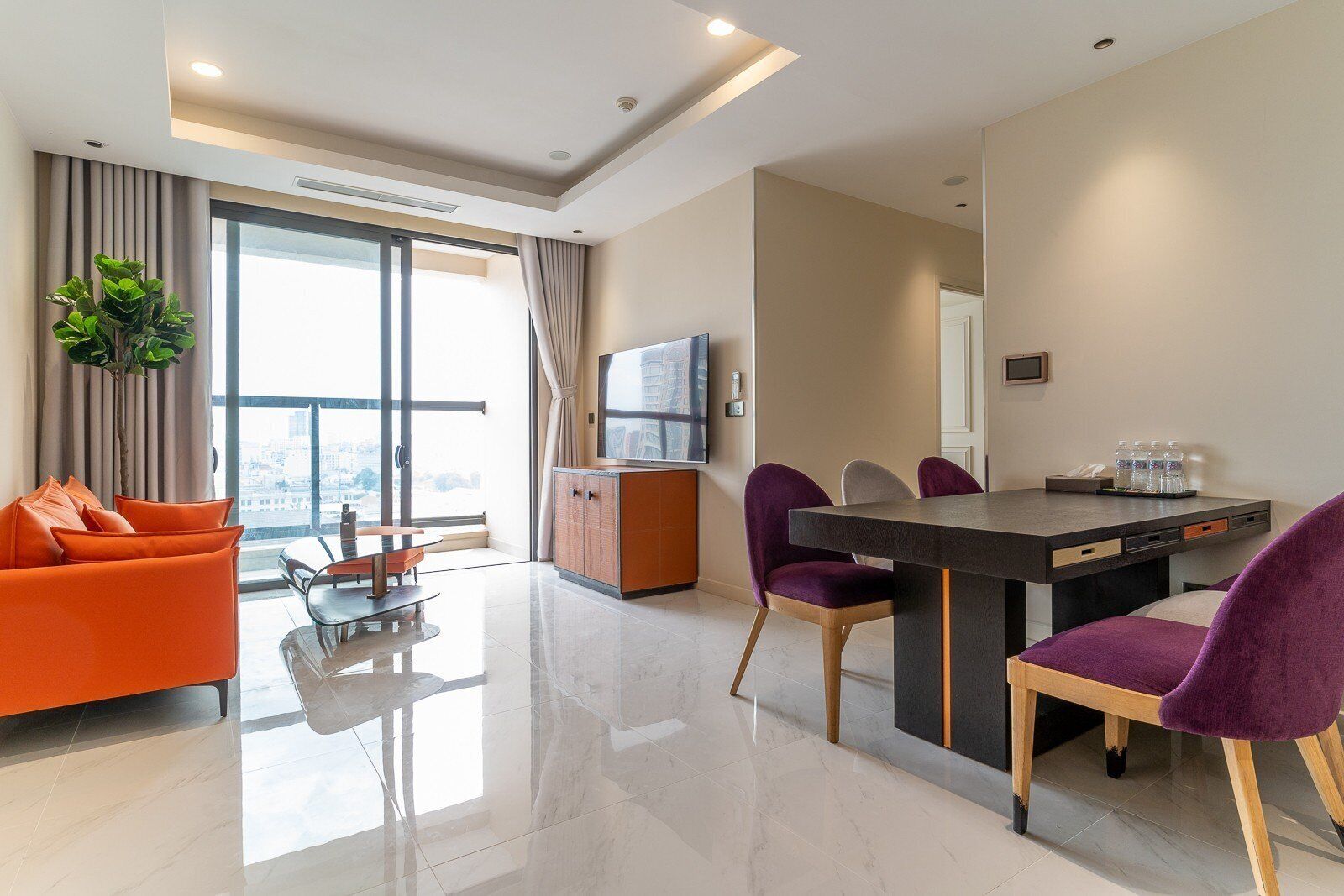 Panoramic Apartment, 3 Bedrooms | Sala de estar | Smart TV de 65 polegadas com canais por cabo, televisor 