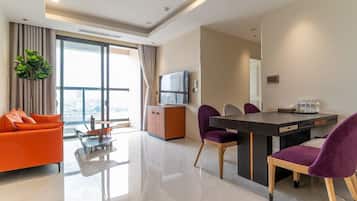 Panoramic Apartment, 3 Bedrooms | Sala de estar | Smart TV de 65 polegadas com canais por cabo, televisor