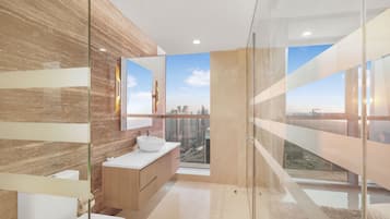 Penthouse Deluxe | Casa de banho | Um polibã, um secador de cabelo, toalhas fornecidas, sabão