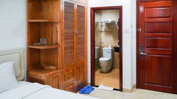 Quarto casal standard | Escrivaninha, quartos à prova de som, Wi-Fi de cortesia