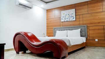 Quarto casal luxo | Escrivaninha, quartos à prova de som, Wi-Fi de cortesia