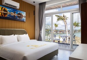 Three-Bedroom Majesty Beach Pool Villa | Minibar, cofre no quarto, secretária 