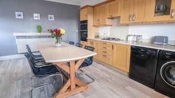 Um frigorífico, uma chaleira elétrica, uma torradeira