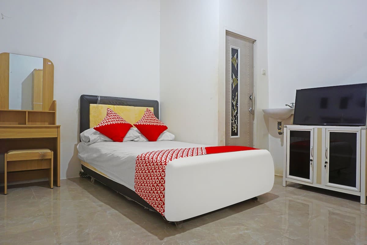 Quarto casal standard | Escrivaninha, cortinas blackout, roupa de cama