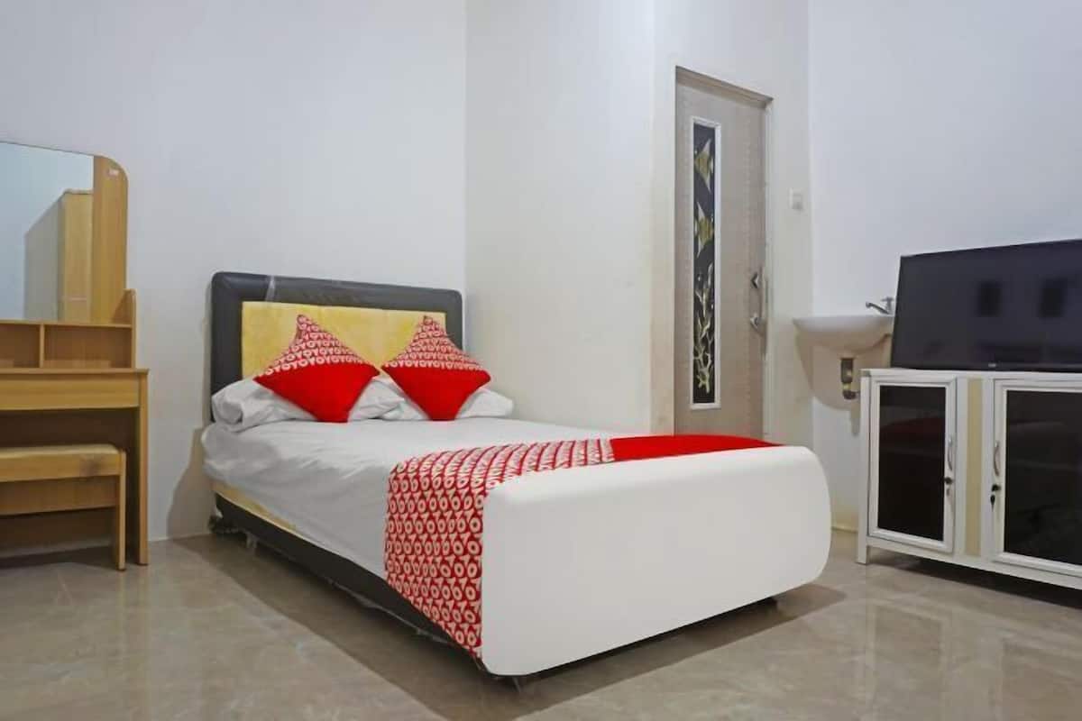 Escrivaninha, cortinas blackout, roupa de cama