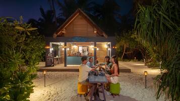 4 restaurantes, que servem almoços, jantares, também cozinha asiática