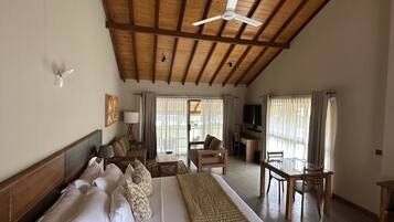 Suite-Estúdio de Luxo, 1 cama king-size | Lençóis de algodão egípcio, roupa de alta qualidade, cofre no quarto