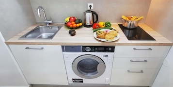 Apartamento Clássico | Cozinha privada | Um frigorífico, uma cafeteira/bule, utensílios de cozinha 