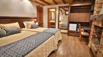 Quarto Triplo Deluxe | Roupa hipoalergénica, minibar, cofre com capacidade para portátil