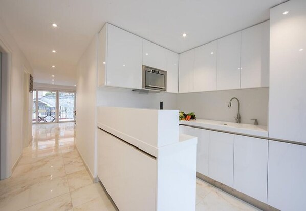 Apartamento Familiar, 2 quartos, 2 casas de banho (King Apartment 3.5) | Cozinha privada | Um frigorífico, um micro-ondas, um forno, uma placa de cozinha 