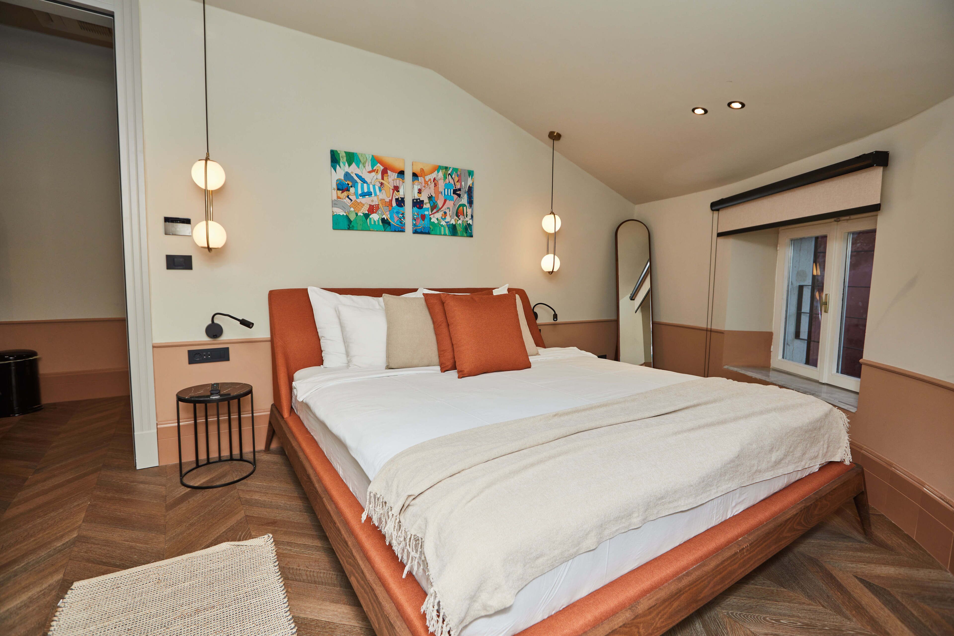 Apartamento Deluxe | Minibar, cofre no quarto, secretária, cortinas/cortinados opacos 