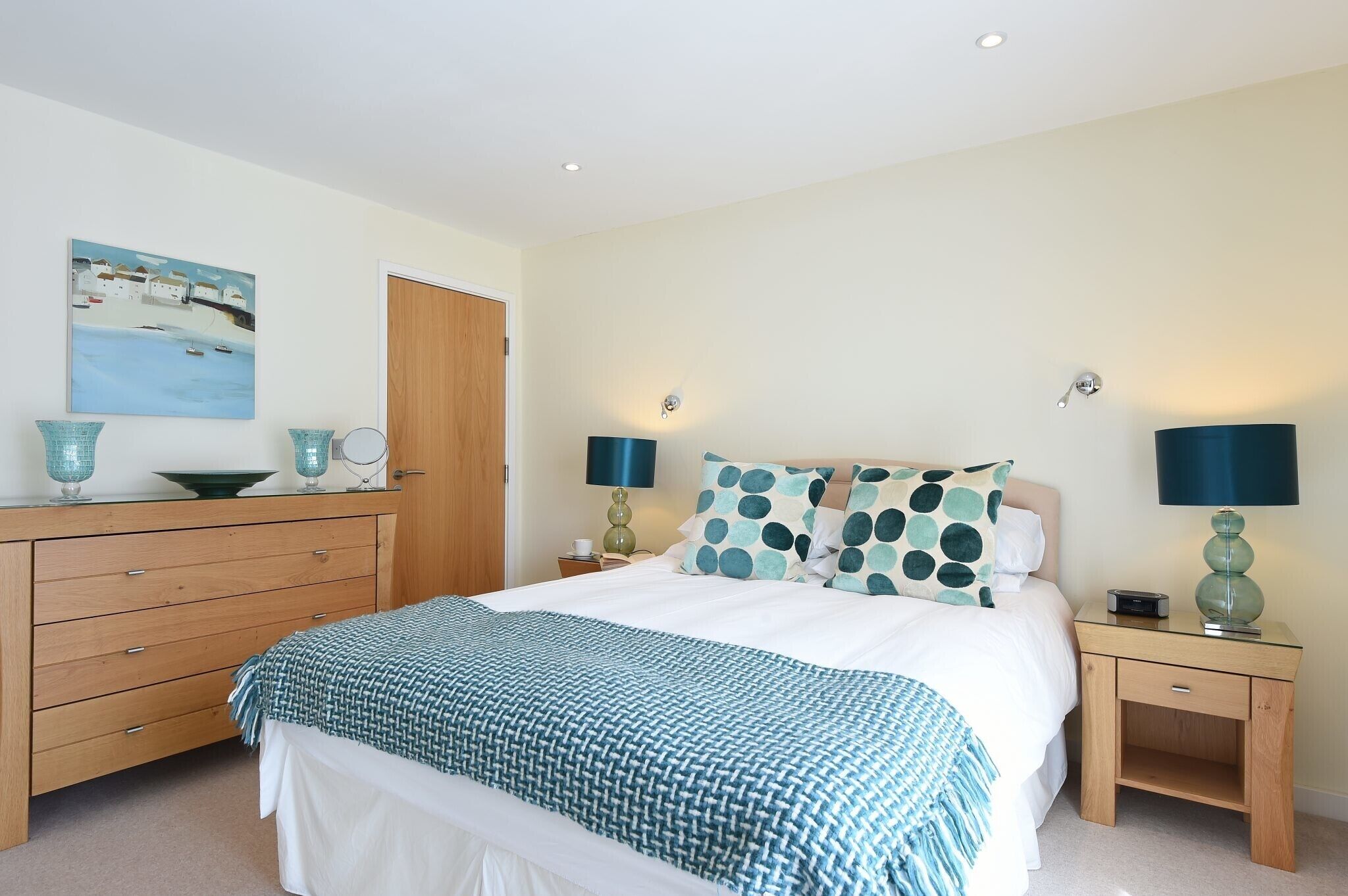 2 quartos, individualmente decorados, individualmente mobiliados