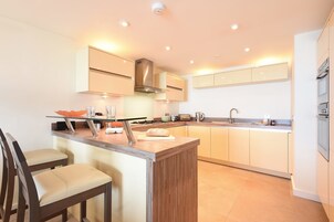 Uma máquina de lavar louça, utensílios de cozinha 