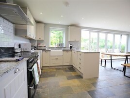 Uma máquina de lavar louça, utensílios de cozinha 