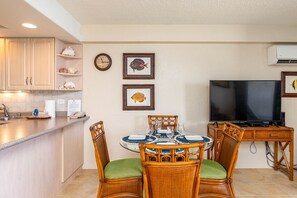 Apartamento em Condomínio Fechado, 1 quarto | Cozinha privada | Um frigorífico, um forno, uma cafeteira/bule, uma torradeira 