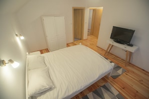 Quarto clássico | Roupas de cama antialérgicas, escrivaninha, cortinas blackout