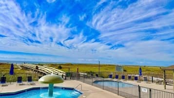 Apartamento em Condomínio Fechado, 3 quartos | Piscina | Piscina interior, piscina exterior