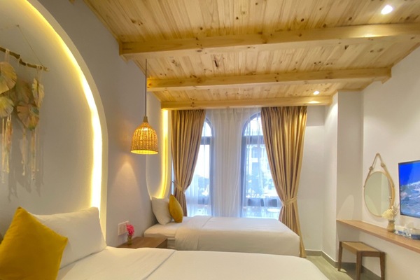 Quarto triplo standard, várias camas, no piso térreo | Camas com colchões pillow-top, individualmente decorados, escrivaninha