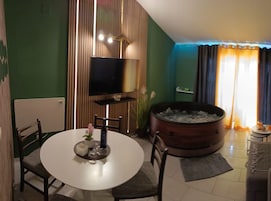 Apartamento (One Bedroom Apartment with Terrace an) | Sala | Televisor de ecrã plano de 25 polegadas com canais via satélite 