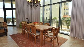 Apartamento em Condomínio Fechado, 4 quartos | Restaurantes