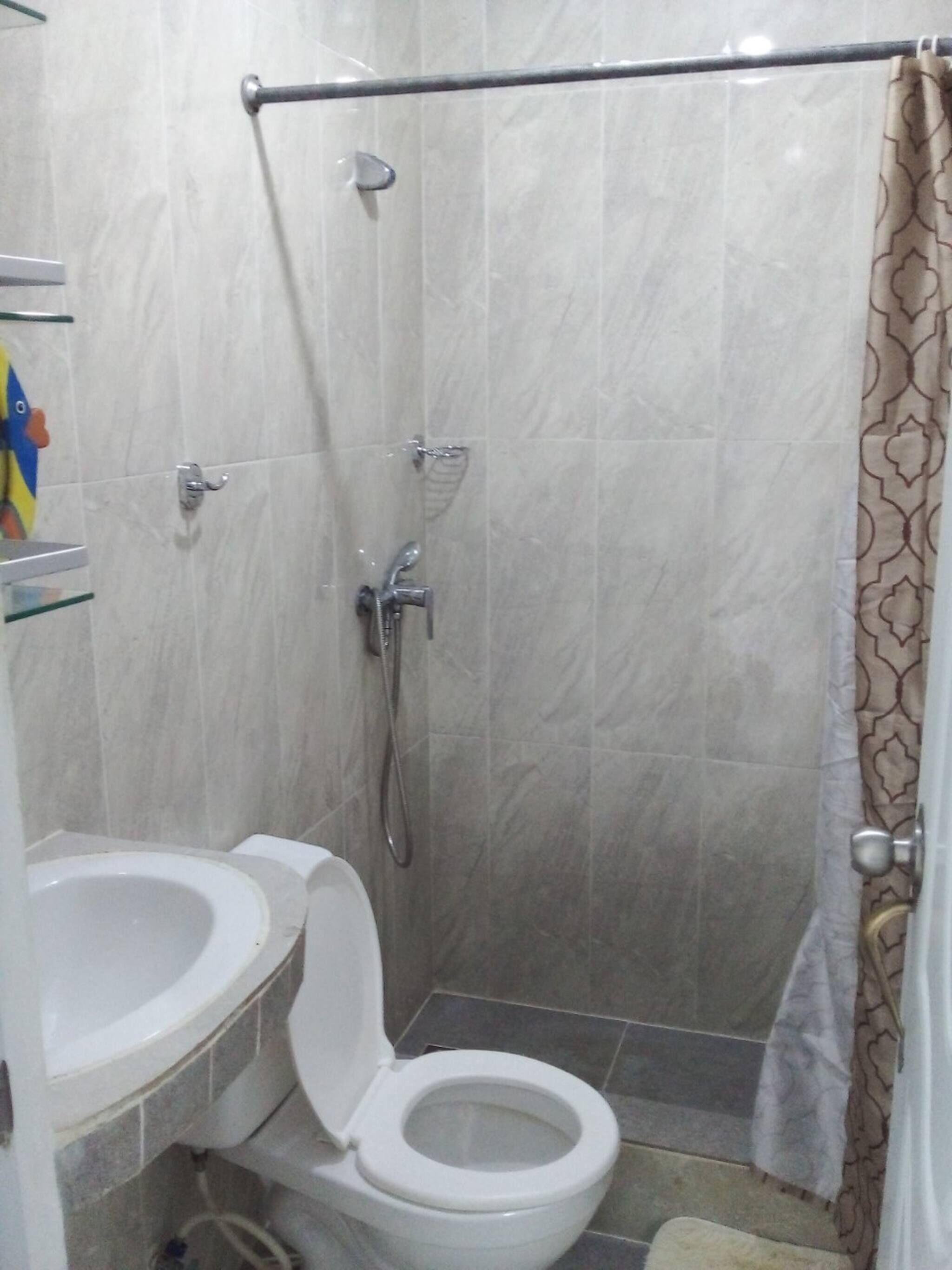 Apartamento, 1 quarto, fumadores, varanda | Casa de banho | Um polibã, toalhas fornecidas 