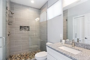Casa, várias camas (Sunny Beach Retreat B) | Banheiro