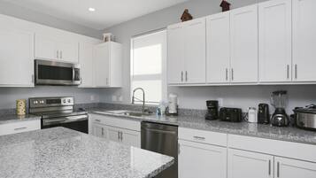 Casa, várias camas (Sunny Beach Retreat B) | Cozinha privada