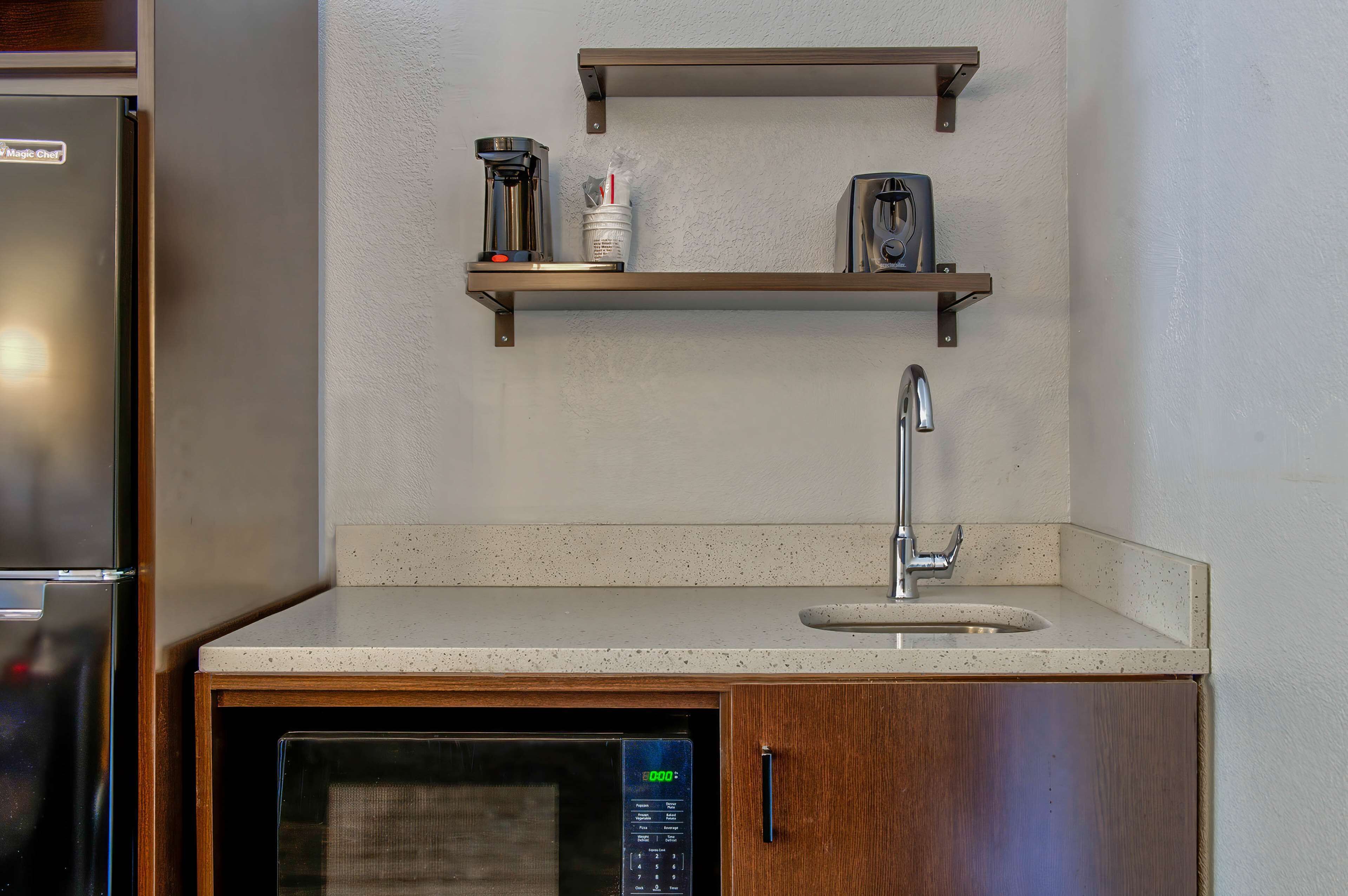 Geladeira grande, micro-ondas, cooktop, cafeteira/chaleira