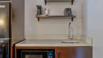 Geladeira grande, micro-ondas, cooktop, cafeteira/chaleira