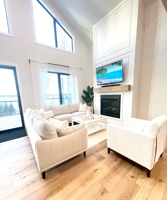 Stunning Lakeview Cottage At Lake Ilse * Games Room * 5 Mins To Seba - Sleeps 15 - アルバータ