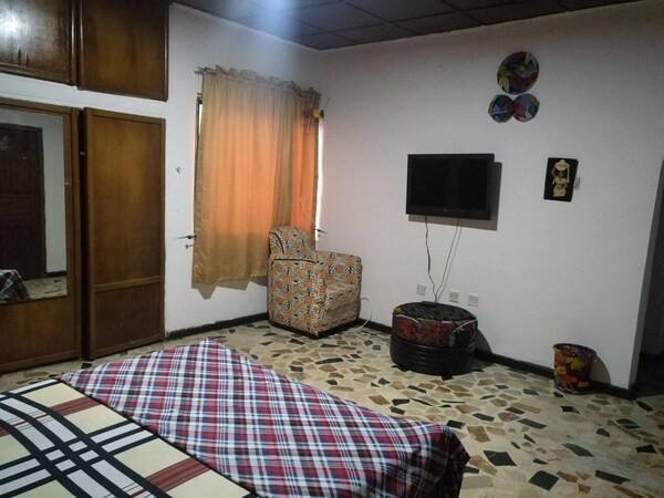 Room In House - Unrivaled Comfort At Val's Residence With King-sized Bed - Lagos, Nigeria