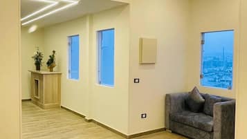 Televisor LED de 43 polegadas com canais via satélite, televisor