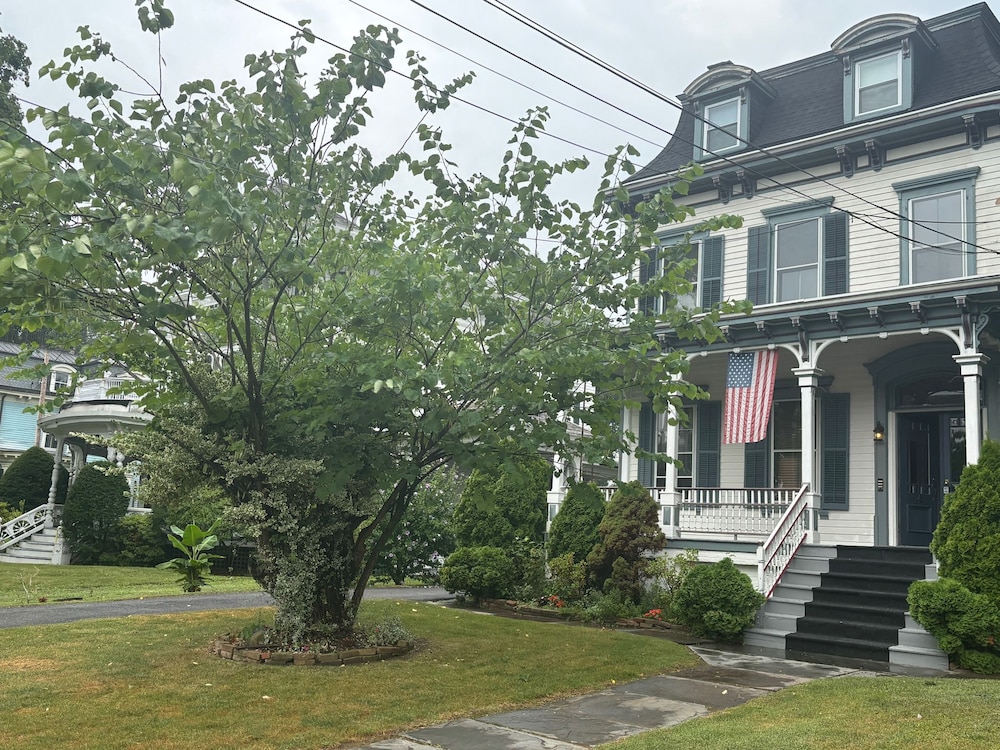 1 Br Private Victorian Apt In Convenient City Location On Half Acre Sleeps 4 - Poughkeepsie, NY